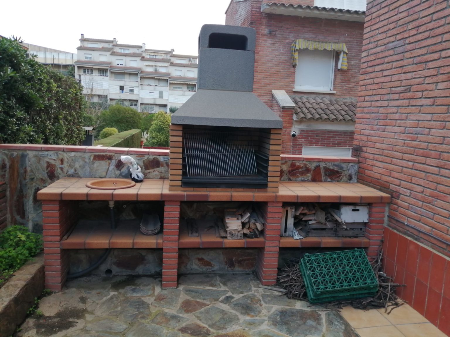 Barbacoas de exterior: Tipos, mantenimiento y consejos útiles - Cocinas ...